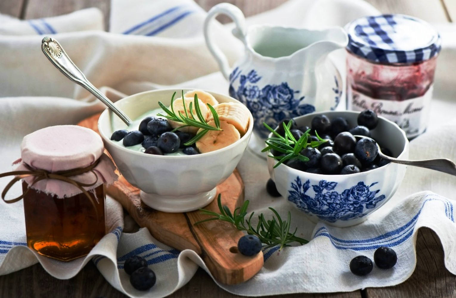 Solve blueberries jigsaw puzzle online with 294 pieces