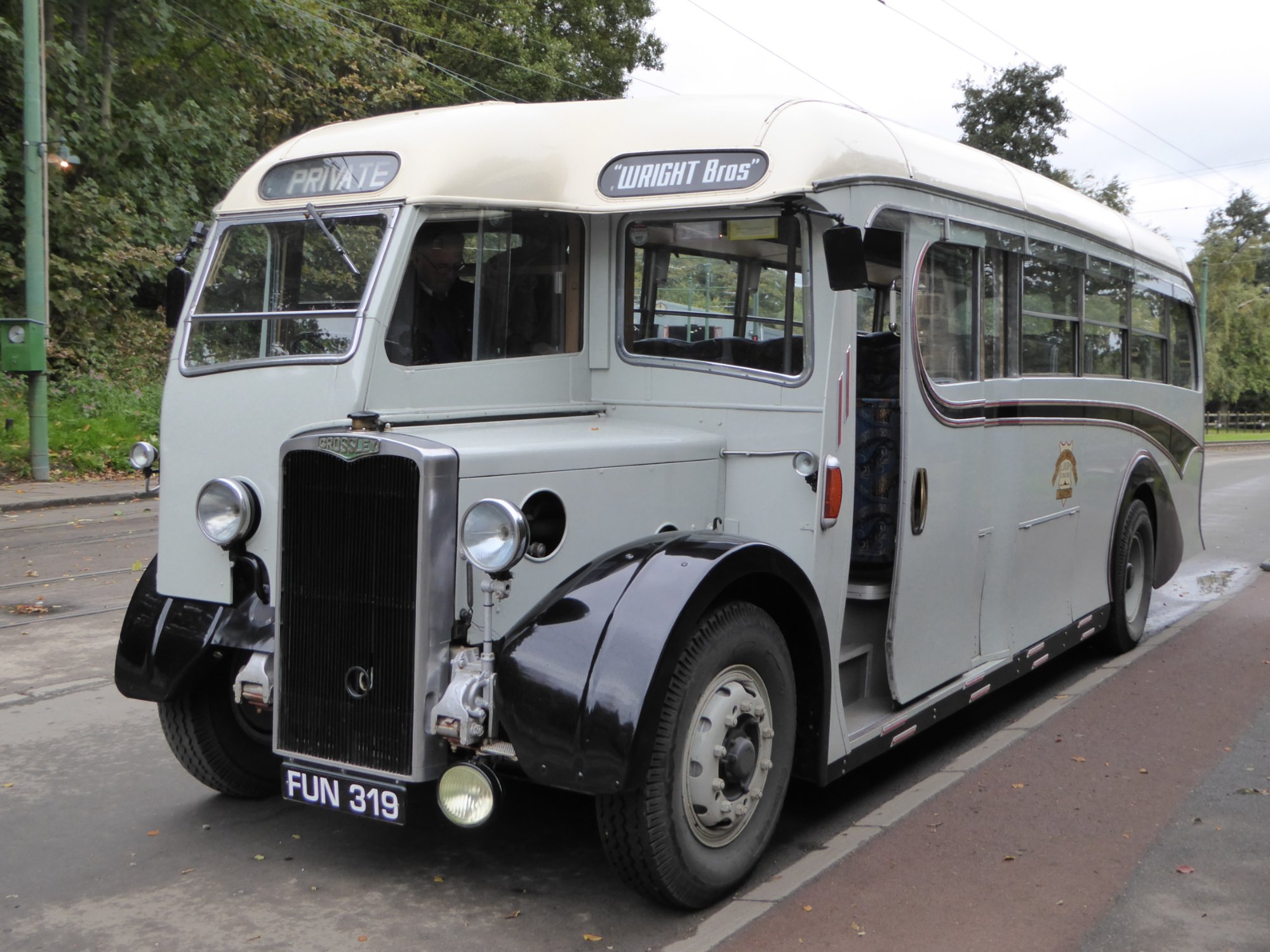 Jigsaw Puzzle | 204 pieces | 1949 Crossley Coach | Jigidi