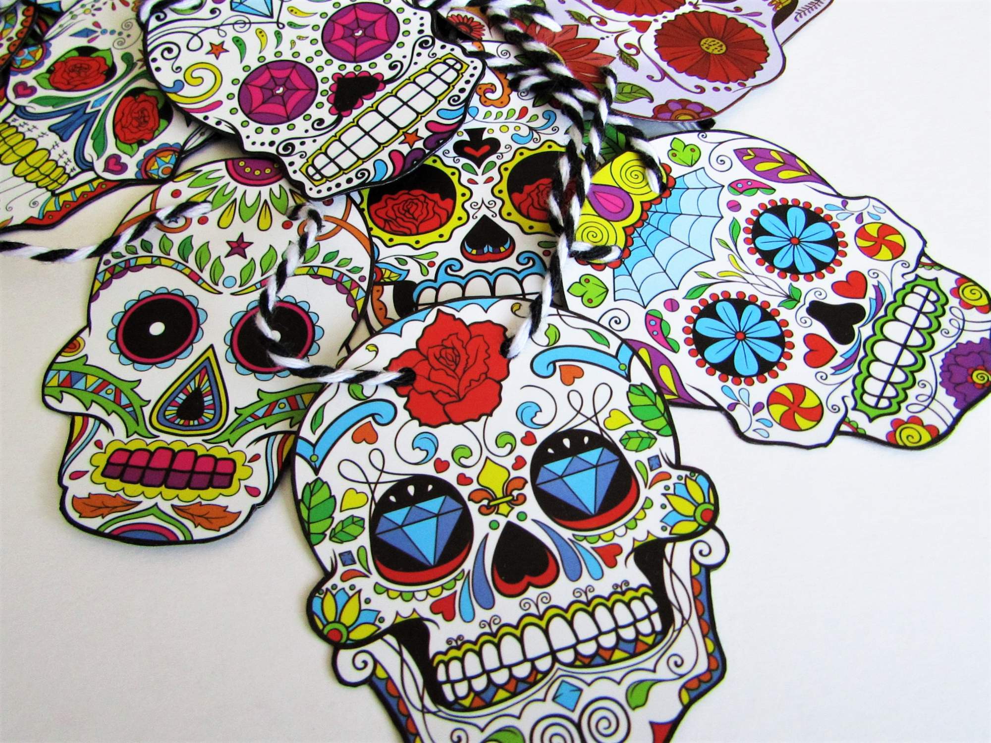 Solve Sugar skull garland jigsaw puzzle online with 475 pieces