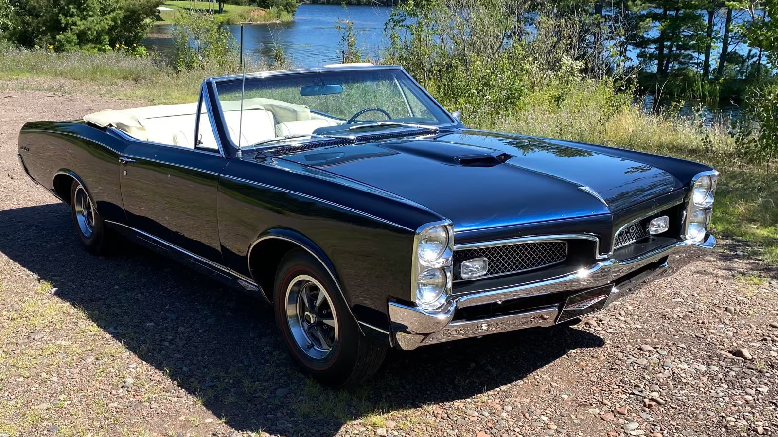 Solve 1967 Pontiac GTO Convertible jigsaw puzzle online with 104 pieces