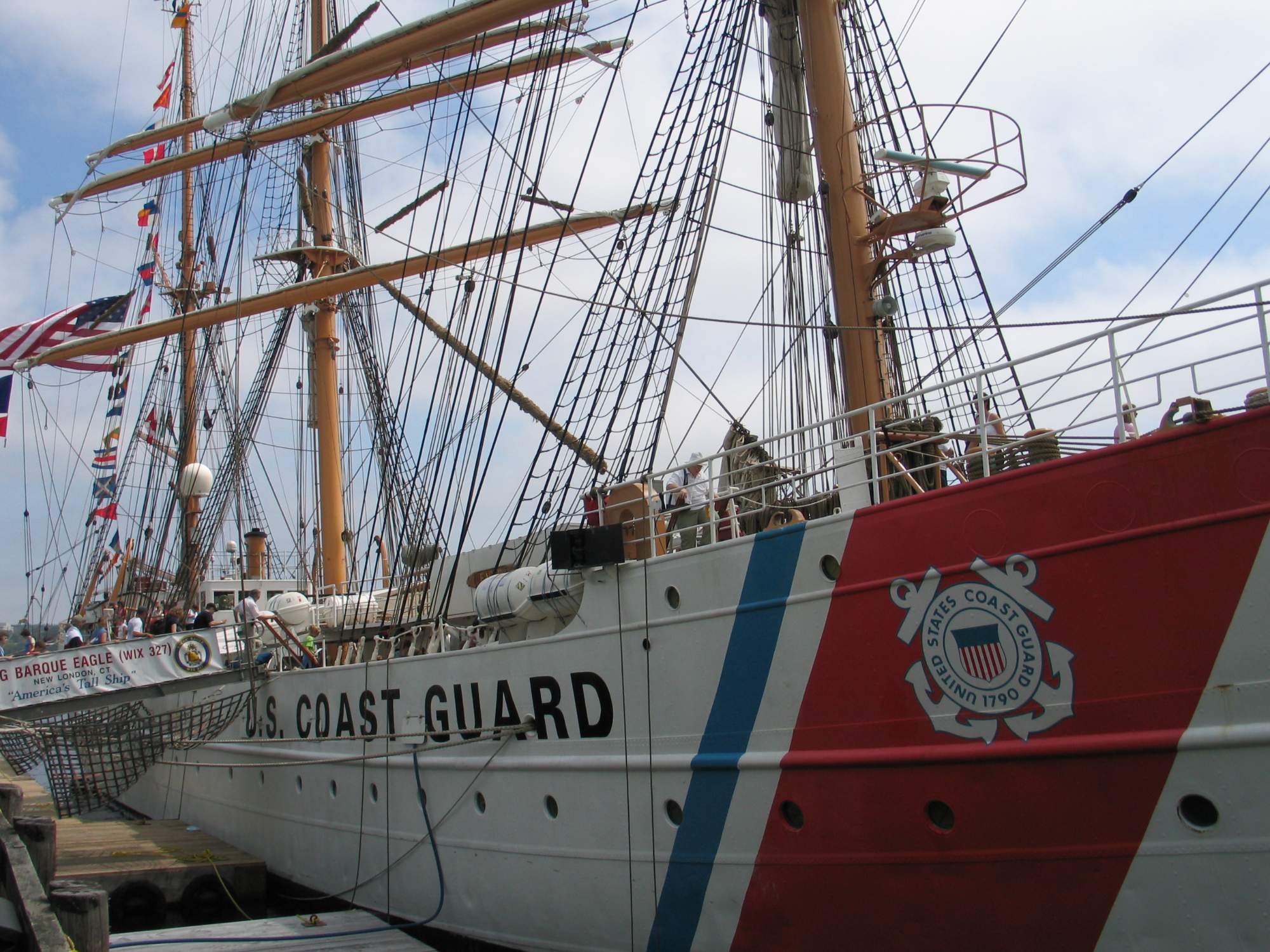 Solve U.S. Coast Guard jigsaw puzzle online with 588 pieces