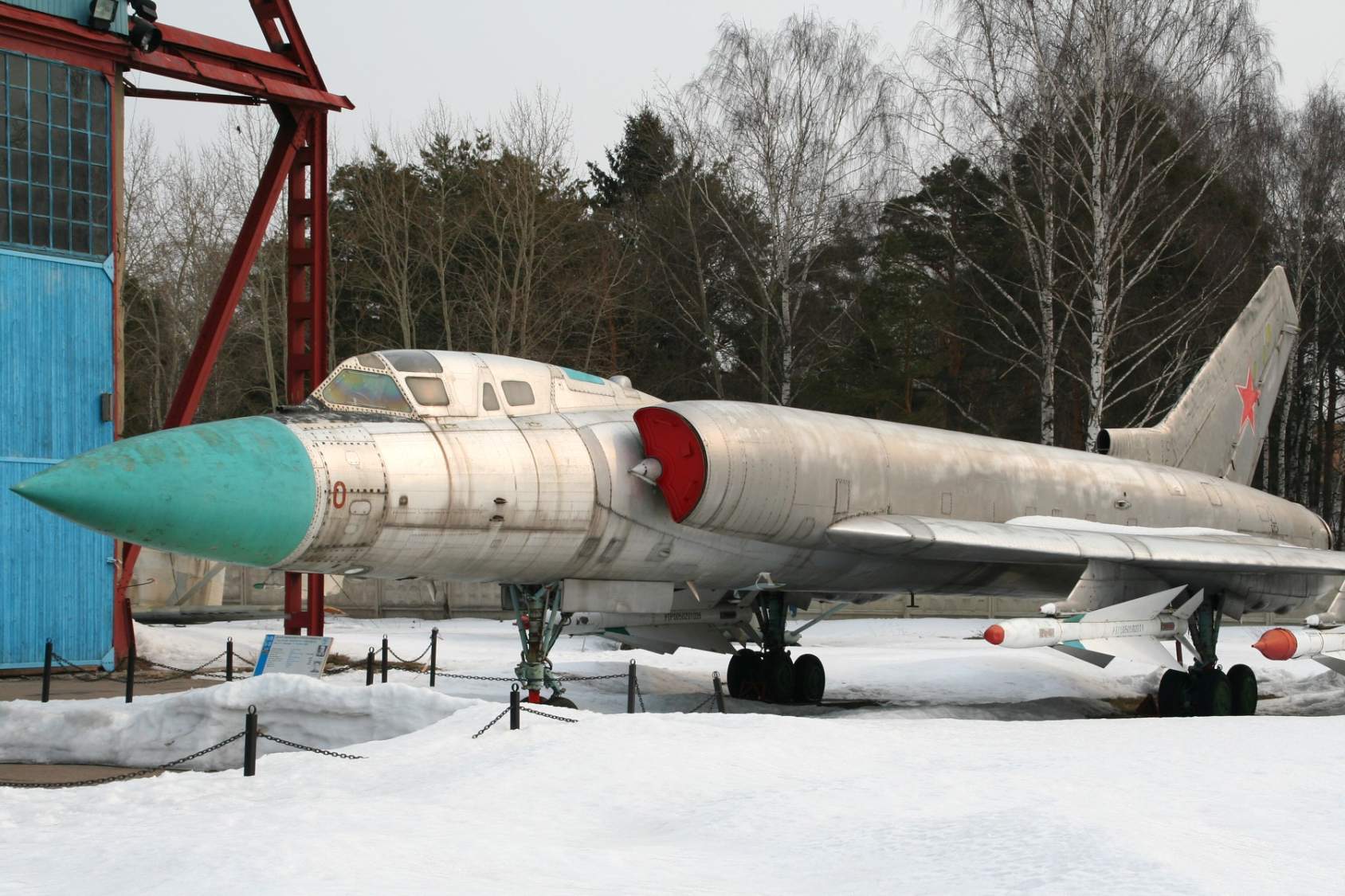 Solve Tupolev Tu-128 Fiddler B jigsaw puzzle online with 126 pieces