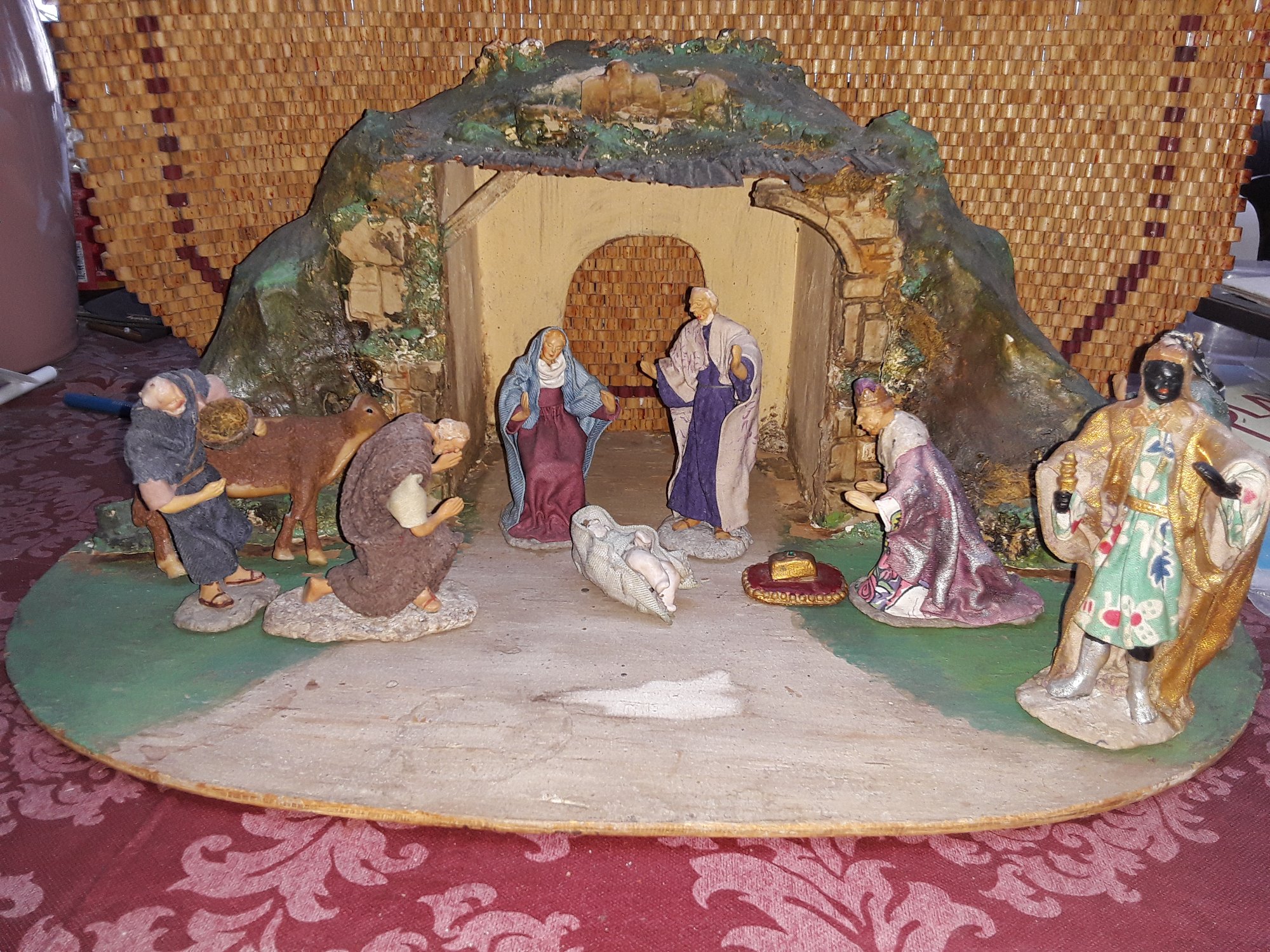 Solve Villard German Creche at home jigsaw puzzle online with 154 pieces