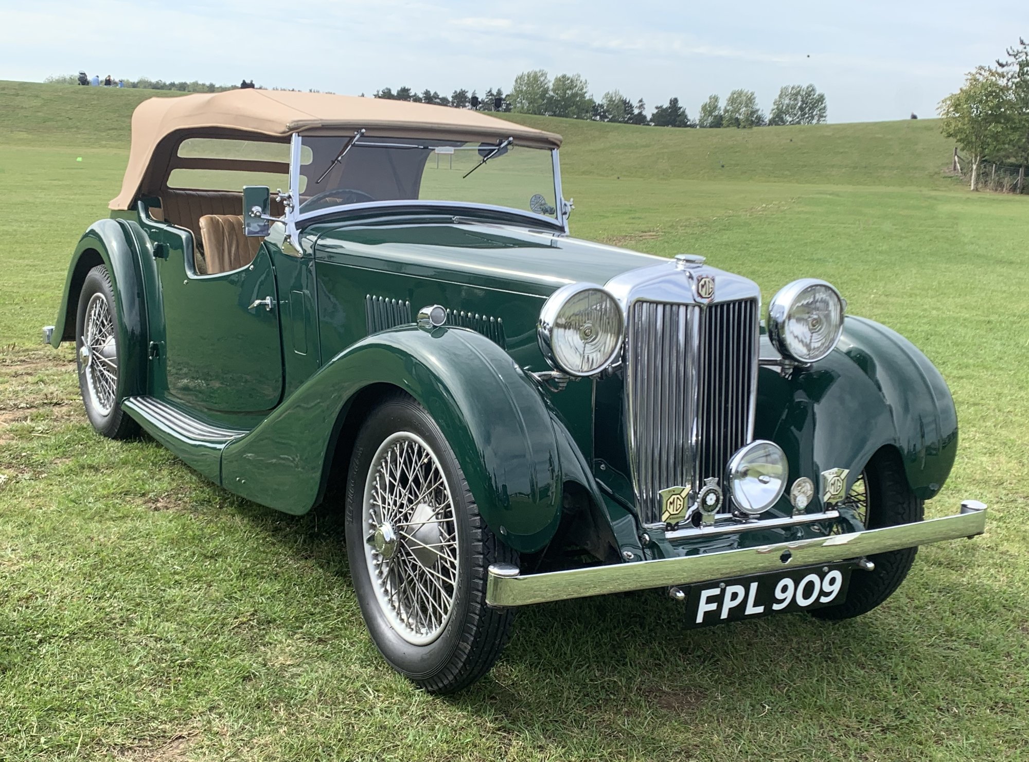 Solve 1937 MG VA Tourer jigsaw puzzle online with 300 pieces