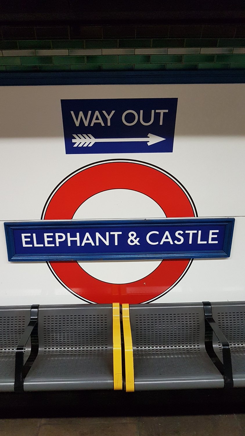 Solve London underground station jigsaw puzzle online with 594 pieces