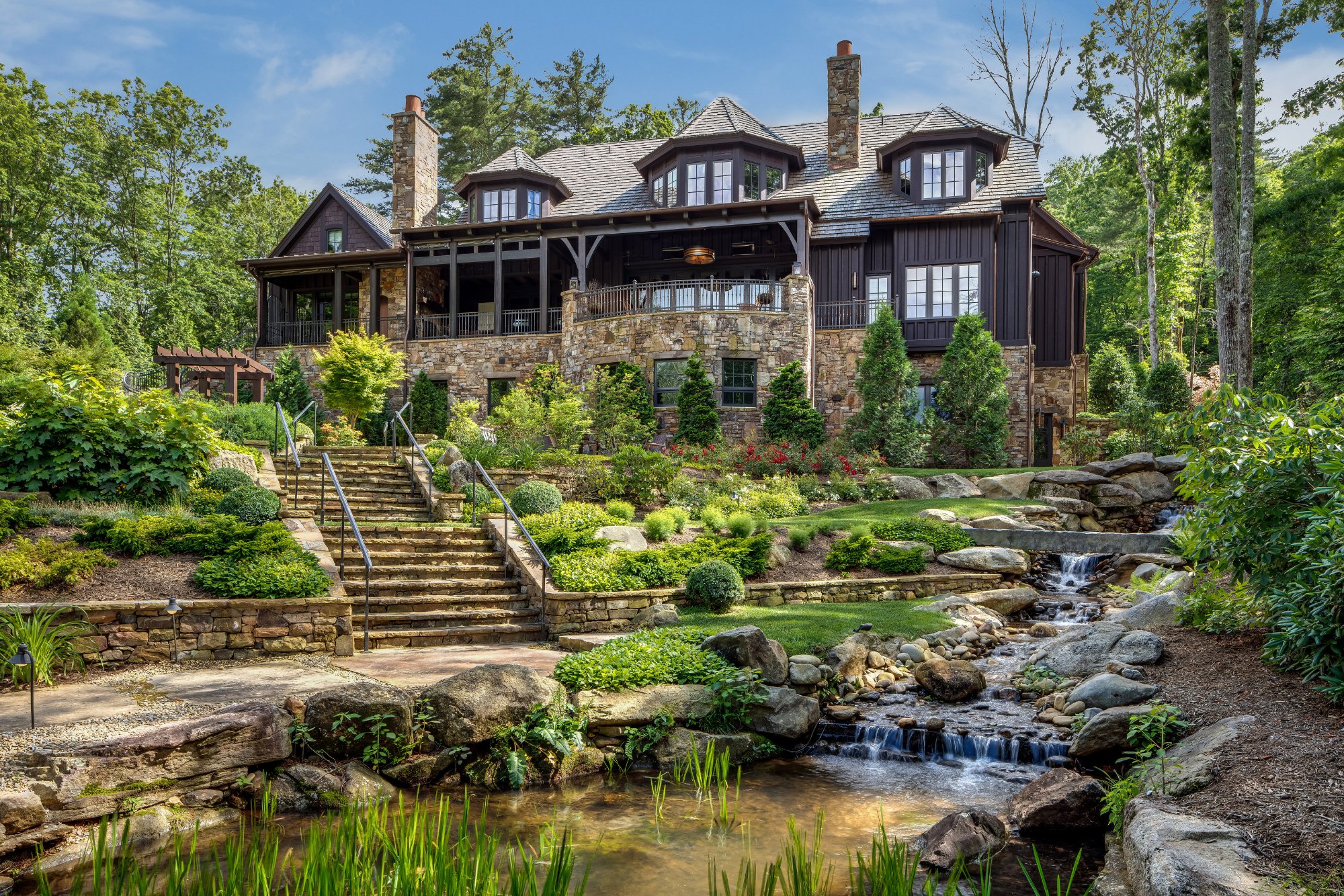 Jigsaw Puzzle | 96 pieces | A large, luxurious residence, which could ...