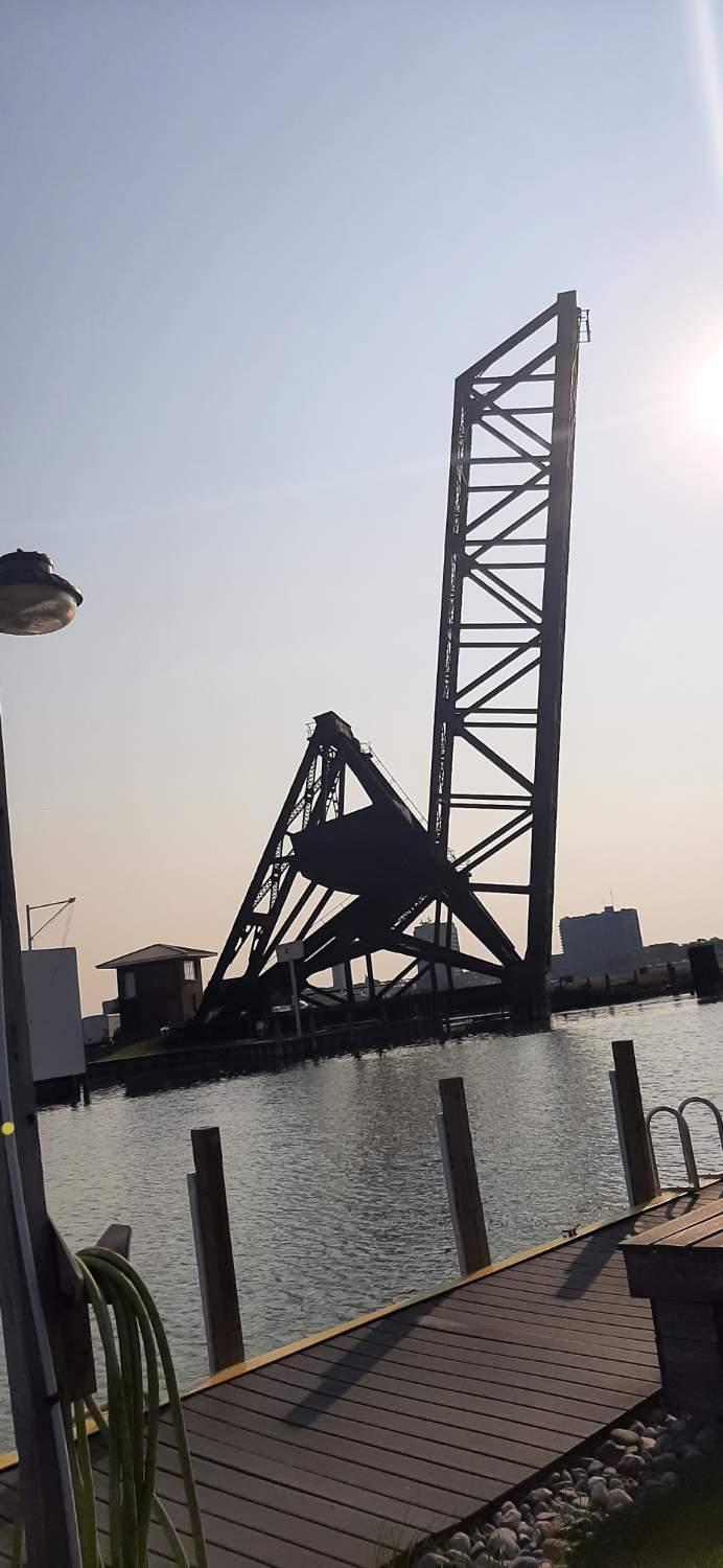 Solve Pierre Marquette Railroad Bridge jigsaw puzzle online with 84 pieces