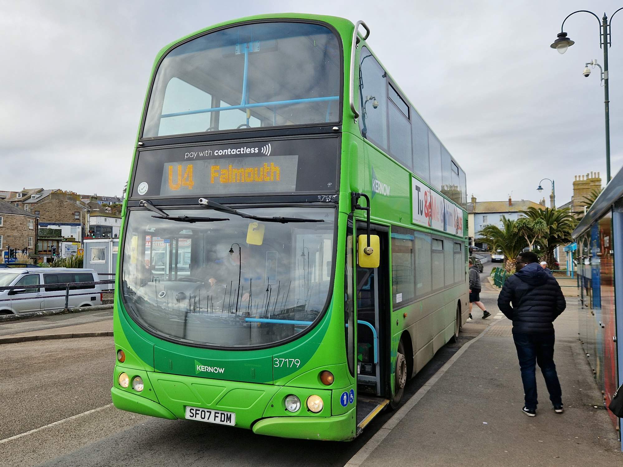 Solve Falmouth Bus jigsaw puzzle online with 594 pieces