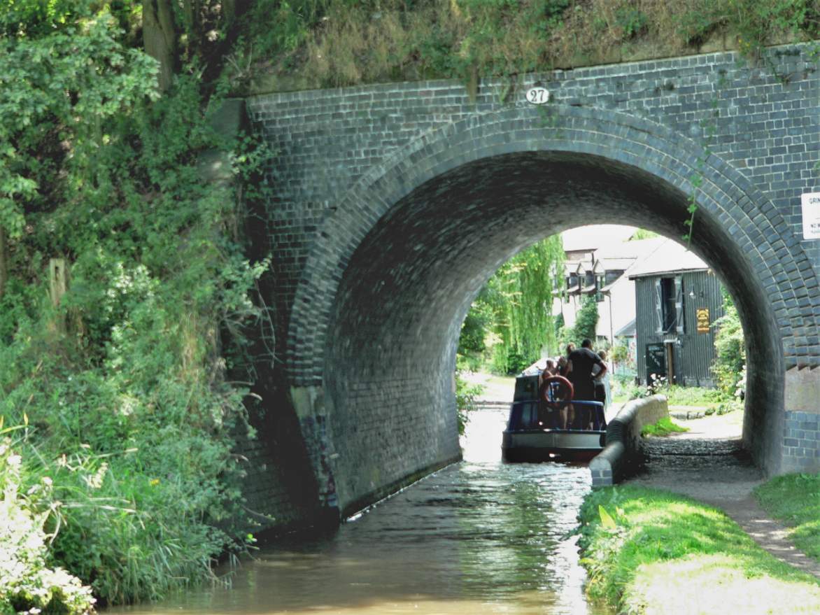 Solve Canal Bridges jigsaw puzzle online with 20 pieces