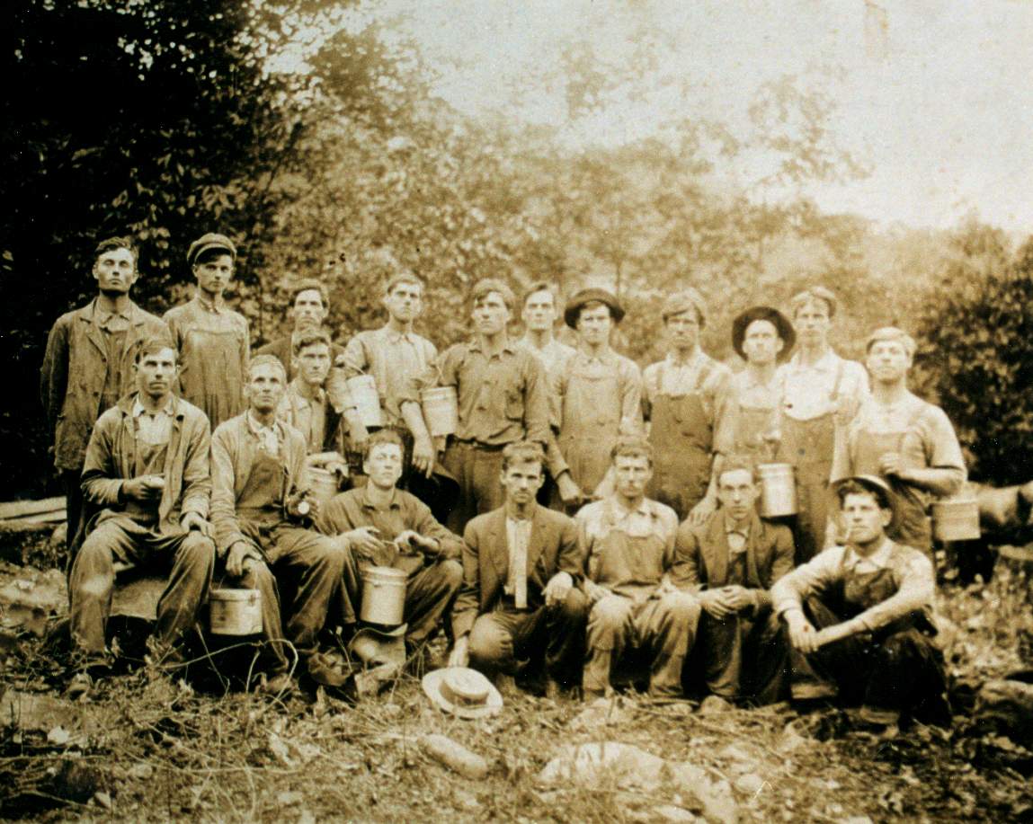 Solve Grand Paw's logging crew jigsaw puzzle online with 20 pieces