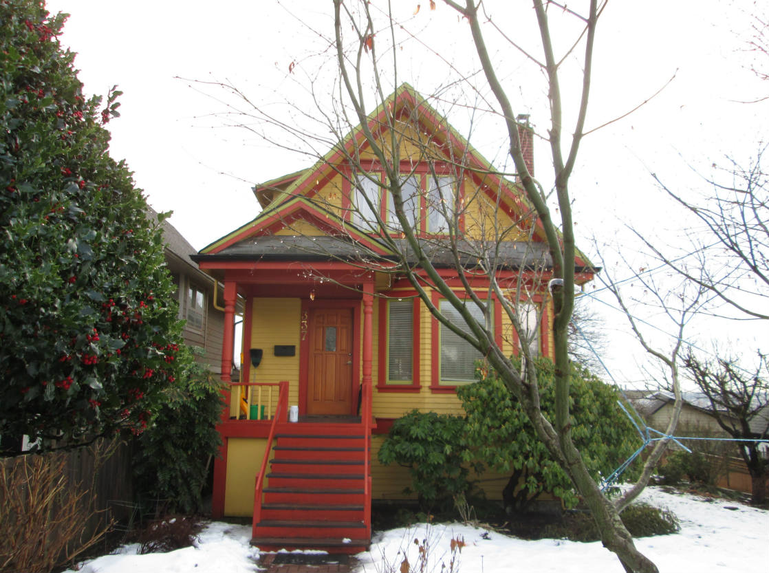 Solve A Neat House jigsaw puzzle online with 35 pieces