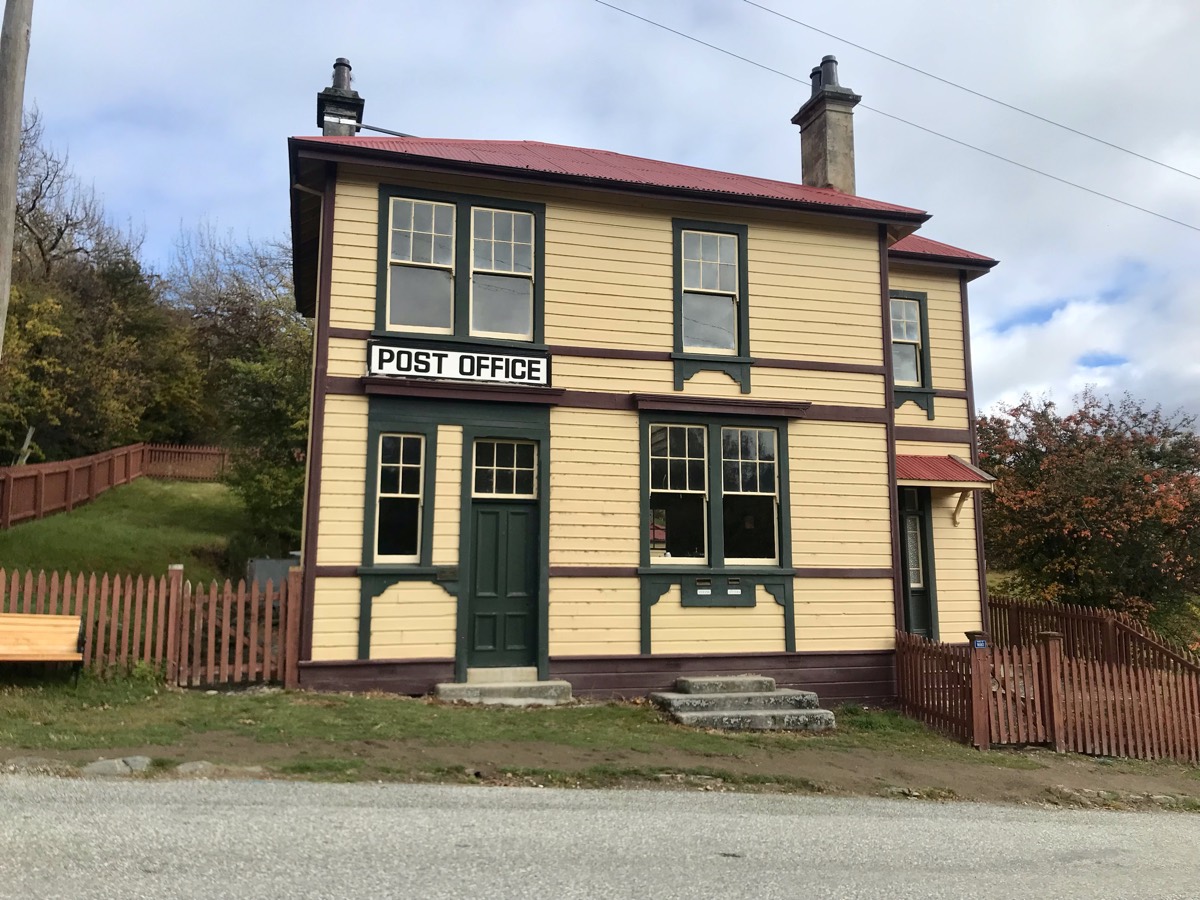 Solve Postman Pat jigsaw puzzle online with 63 pieces