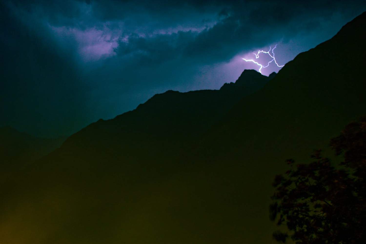 Solve 100000 Ampere jigsaw puzzle online with 54 pieces