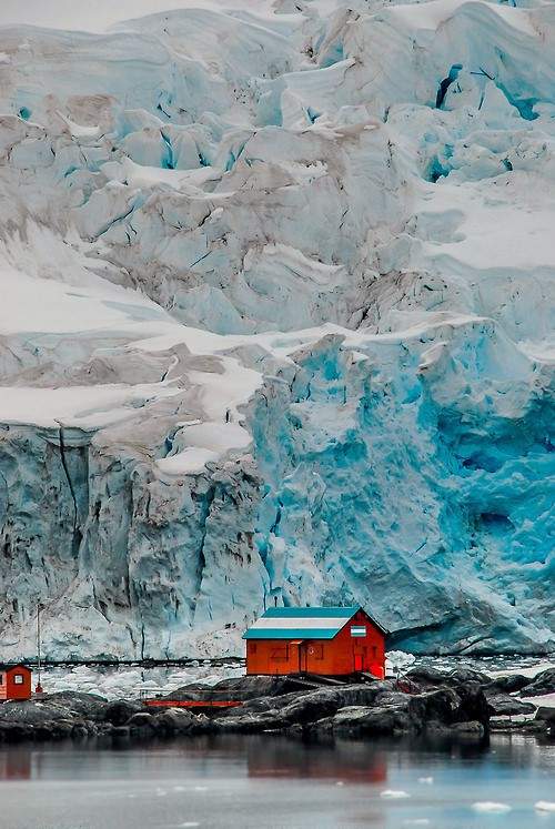 Solve Antarctica jigsaw puzzle online with 35 pieces