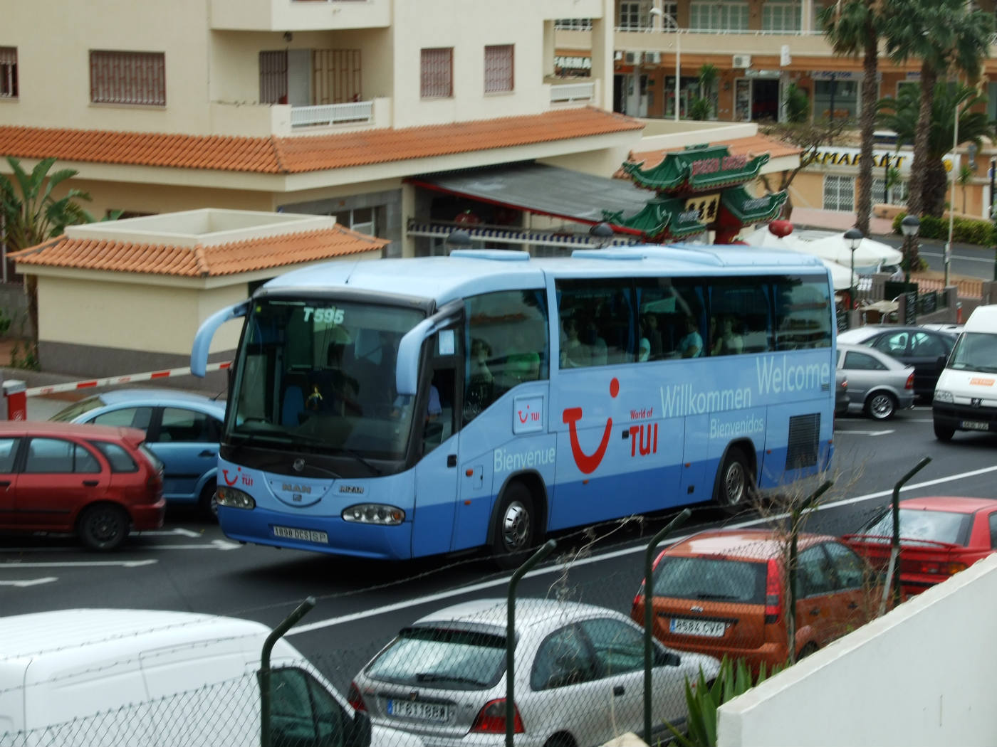 Solve Tui Bus jigsaw puzzle online with 154 pieces