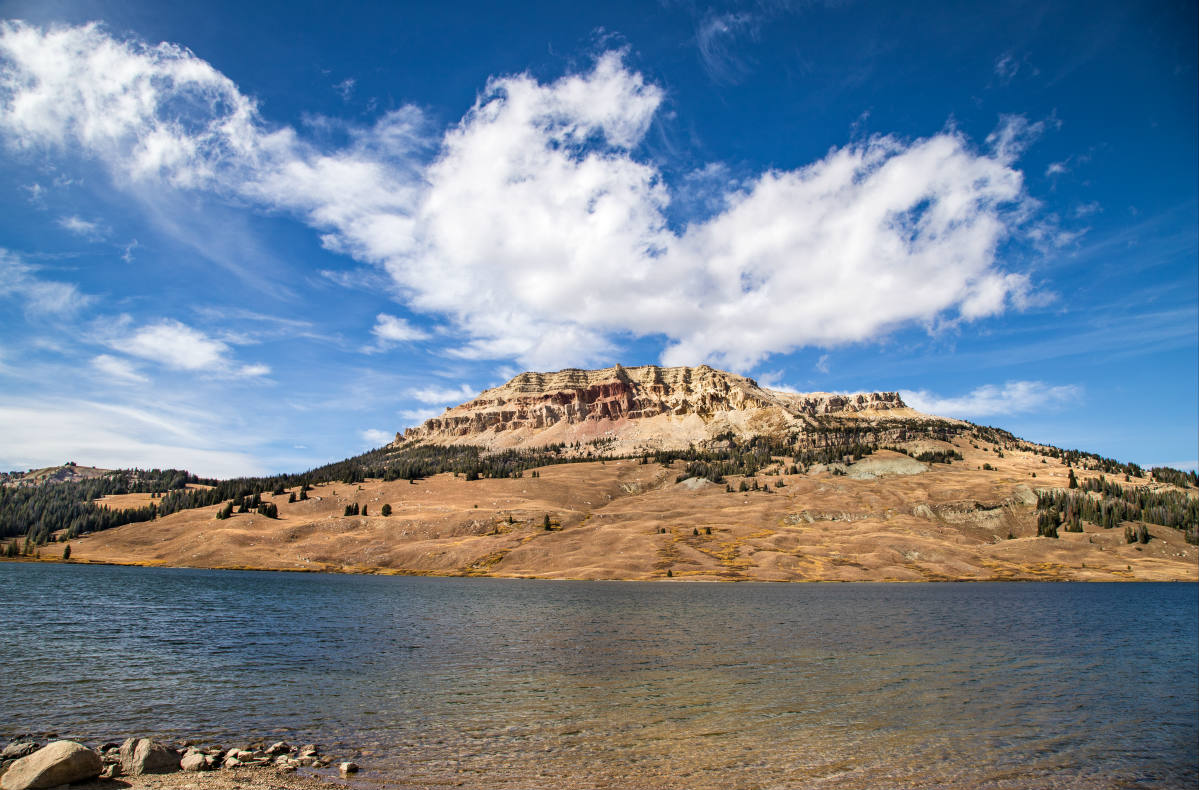 Solve WYOMING'S BEARTOOTH LAKE jigsaw puzzle online with 96 pieces