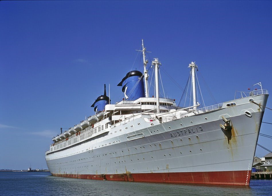 Solve Chandris Line’s SS Australis jigsaw puzzle online with 24 pieces