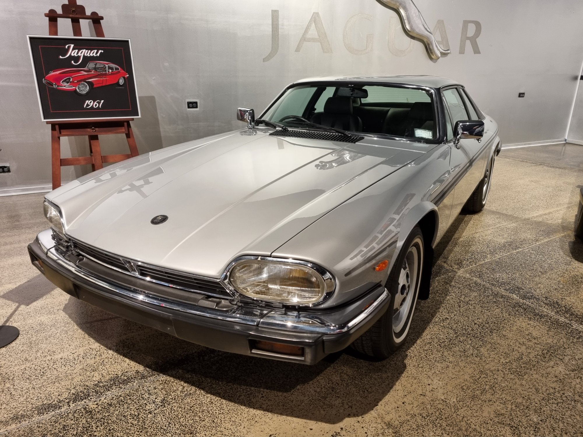 Solve Classic Jaguar jigsaw puzzle online with 130 pieces