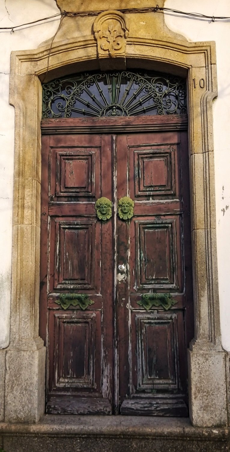 Solve Interesting door jigsaw puzzle online with 128 pieces