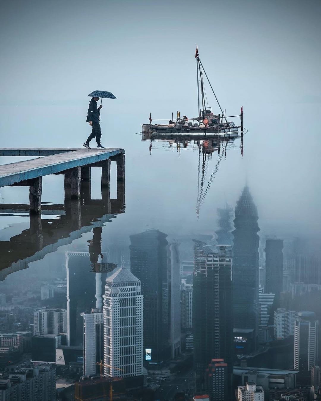 Solve Interesting reflection. jigsaw puzzle online with 285 pieces