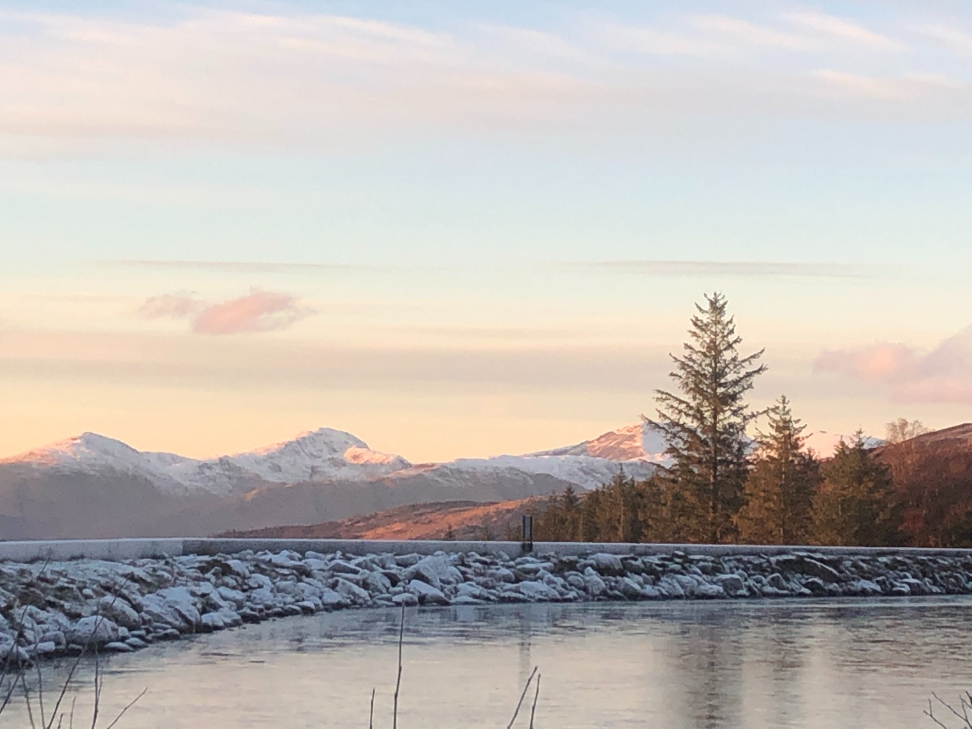 Solve Winter Scene jigsaw puzzle online with 80 pieces