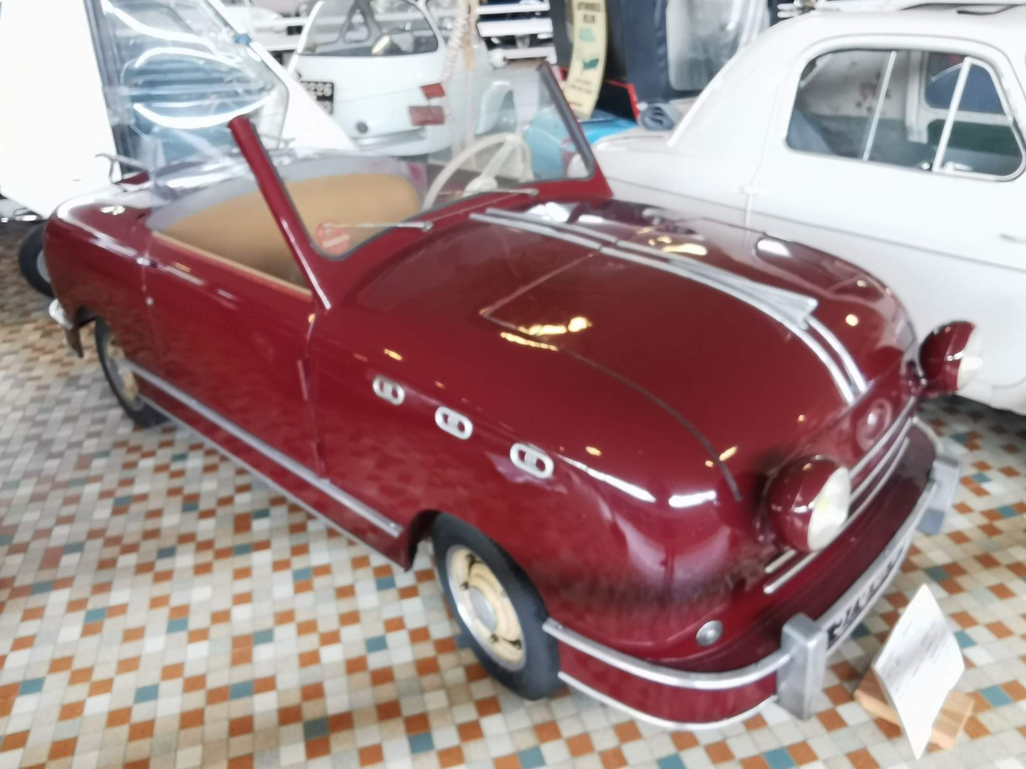 Solve De Rovin "Type D" - 1950 jigsaw puzzle online with 221 pieces