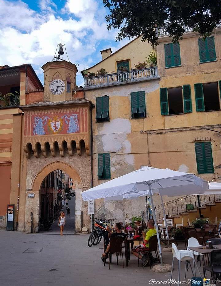 Solve Finalborgo(SV), Italy jigsaw puzzle online with 80 pieces