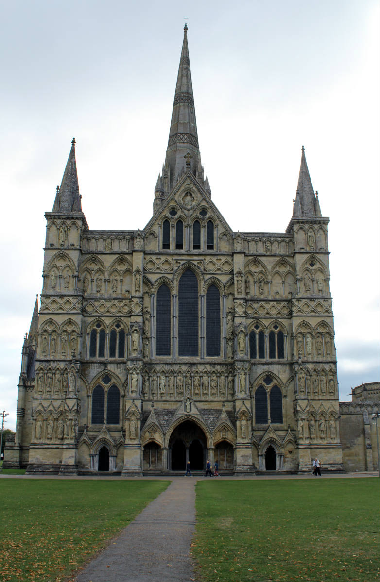 Solve 2018 Salisbury Cathedral jigsaw puzzle online with 160 pieces