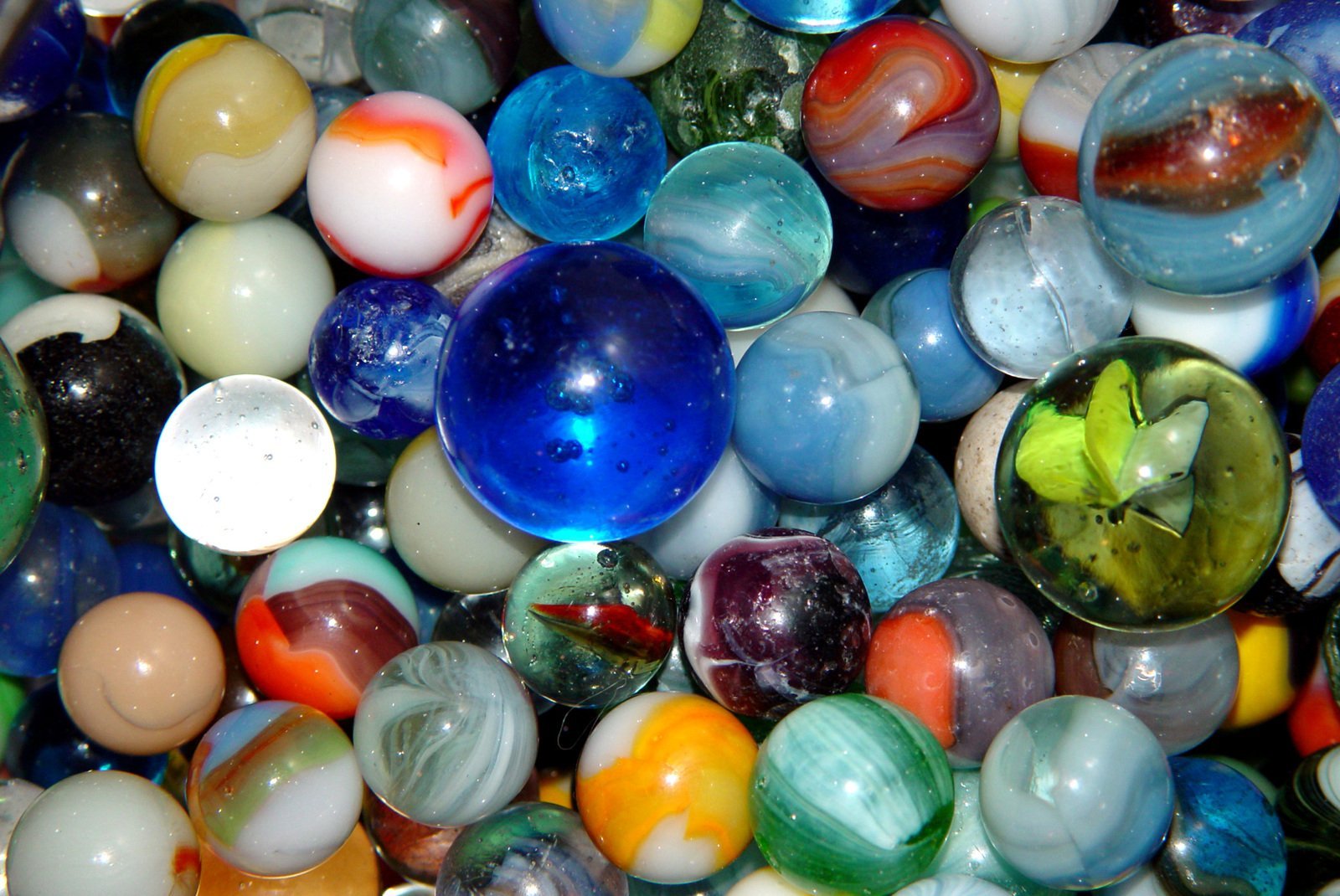 Solve marbles jigsaw puzzle online with 126 pieces