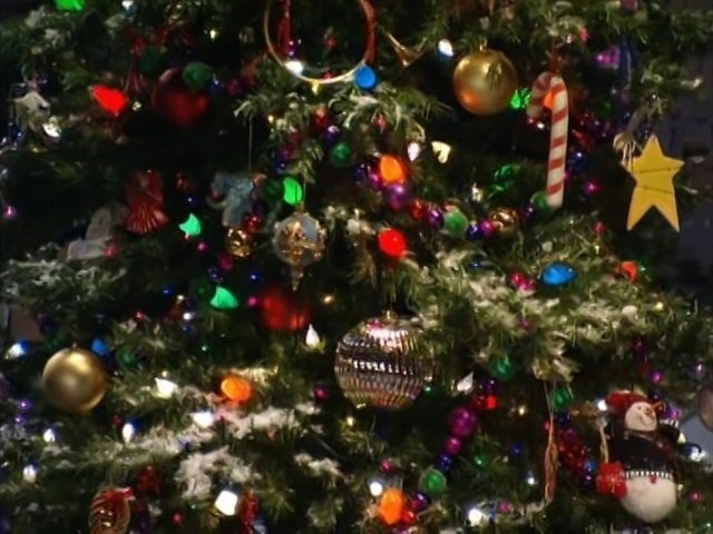 Solve christmas tree jigsaw puzzle online with 12 pieces