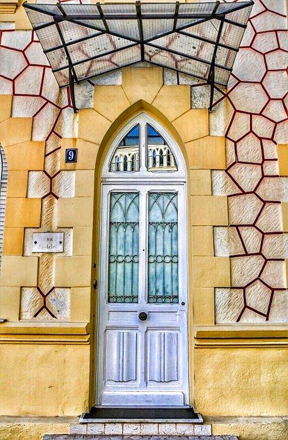 Solve BEAUTIFUL DOOR jigsaw puzzle online with 70 pieces