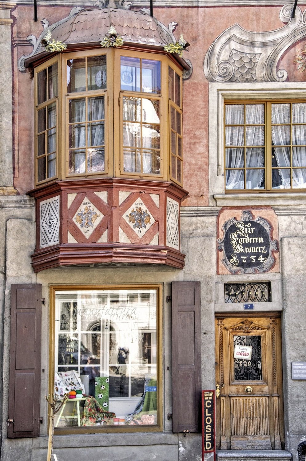 Jigsaw Puzzle | 70 pieces | Storefront, resizable 12 to 450 pieces | Jigidi