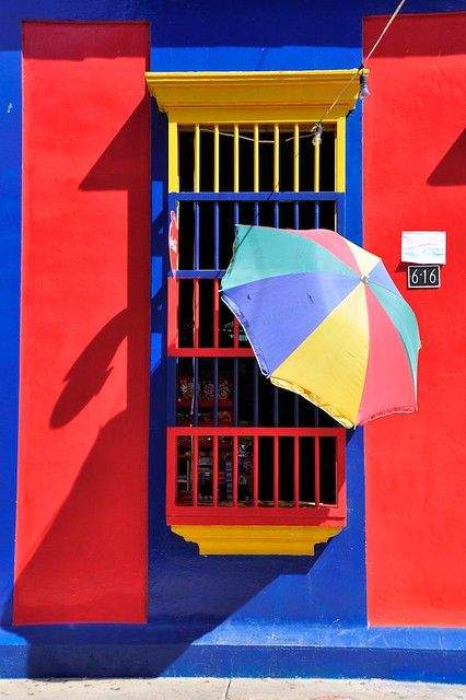 Solve BEAUTIFUL WINDOW jigsaw puzzle online with 70 pieces