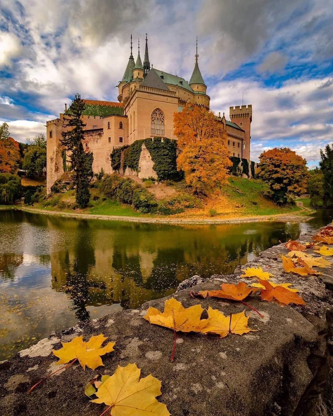 Solve Bojnicky zamok - Slovakia jigsaw puzzle online with 42 pieces