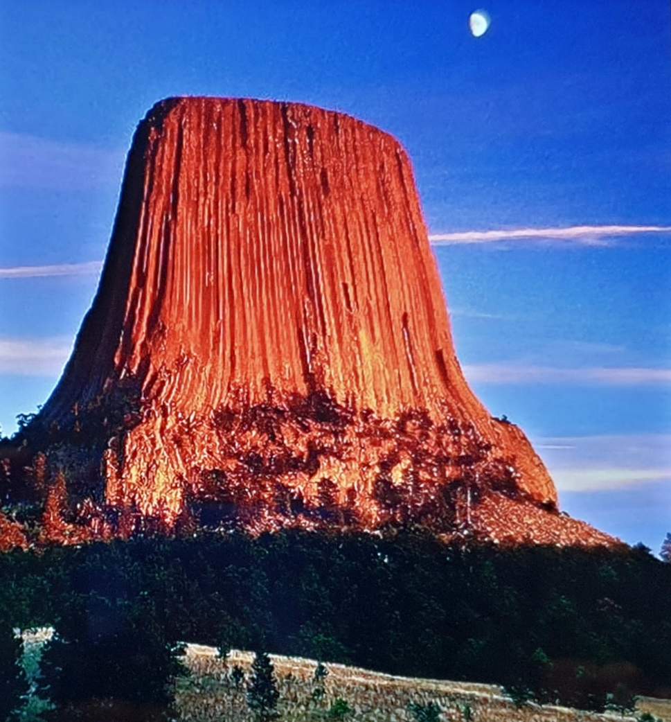 Solve DEVIL'S TOWER jigsaw puzzle online with 25 pieces