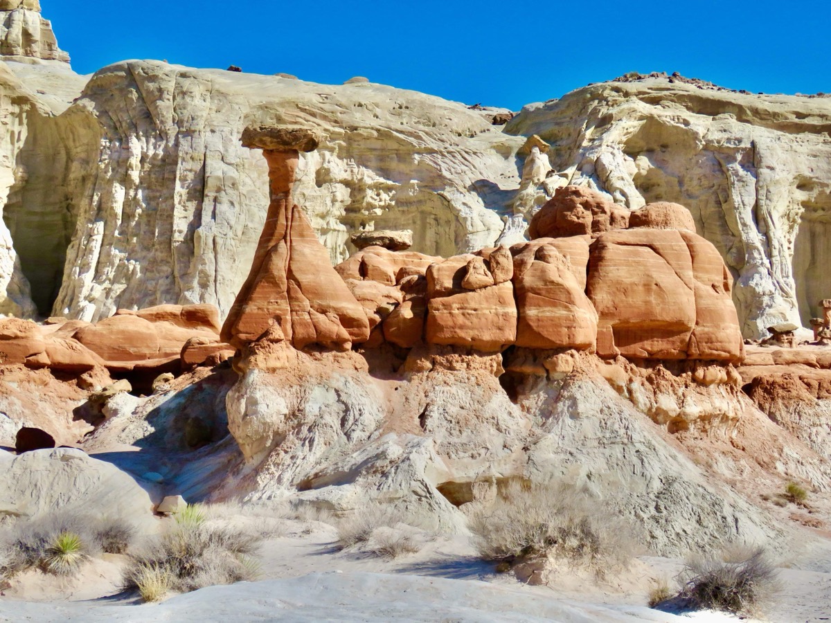 Solve Hoodoos of Toadstool Canyon, Utah jigsaw puzzle online with 63 pieces