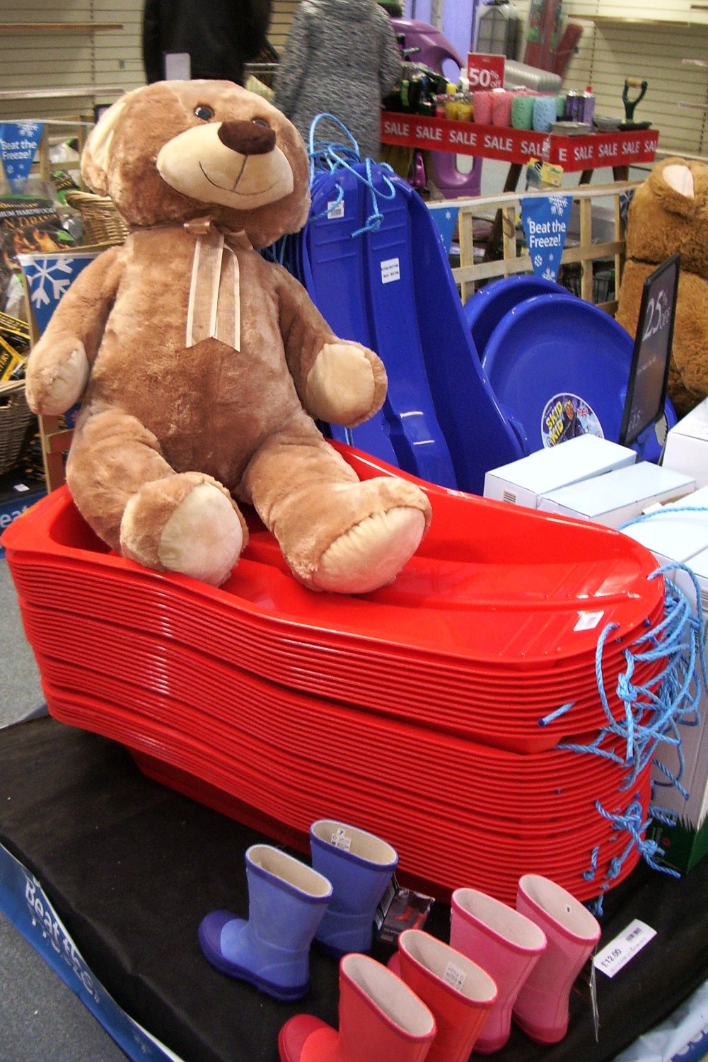 Solve Toy Shop jigsaw puzzle online with 77 pieces