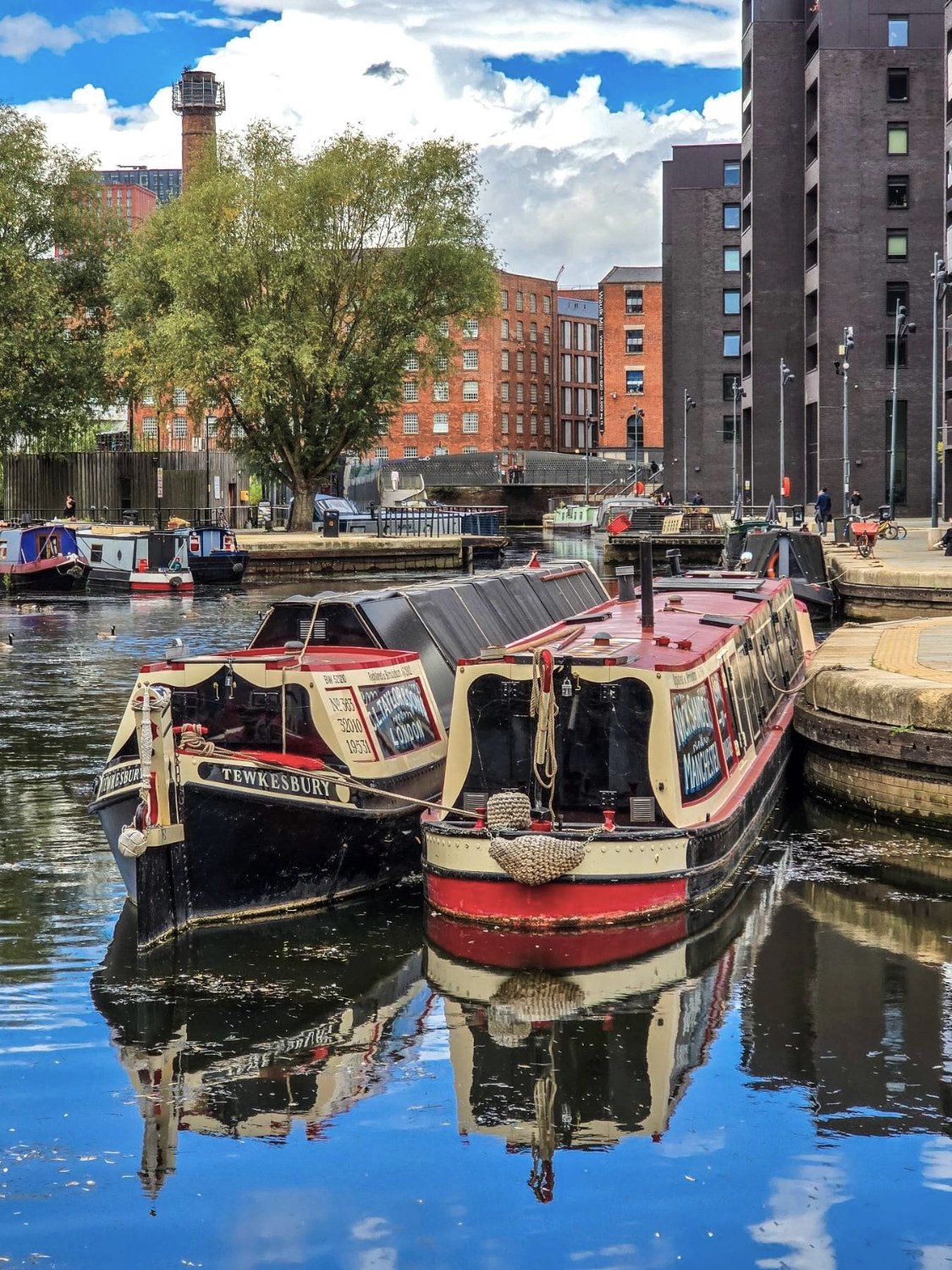 Solve Manchester jigsaw puzzle online with 108 pieces