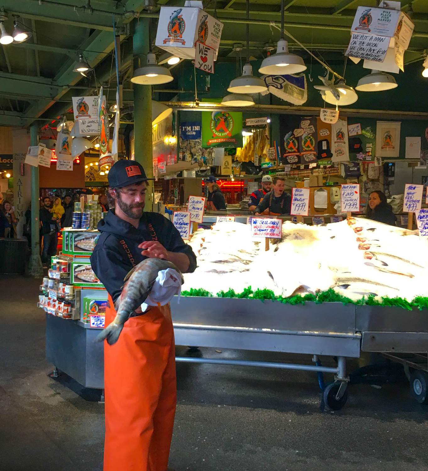 Puzzel | 240 stukjes | An amusing tradition at the Pike Place Market in ...