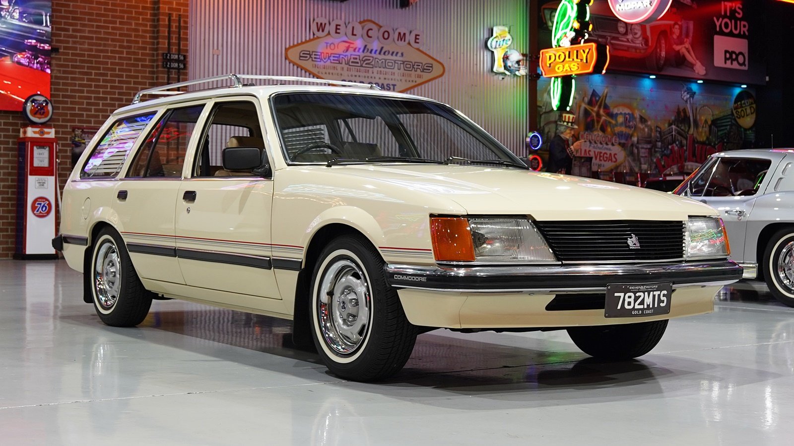 Solve 1982 HOLDEN VH SL COMMODORE WAGON jigsaw puzzle online with 209 ...