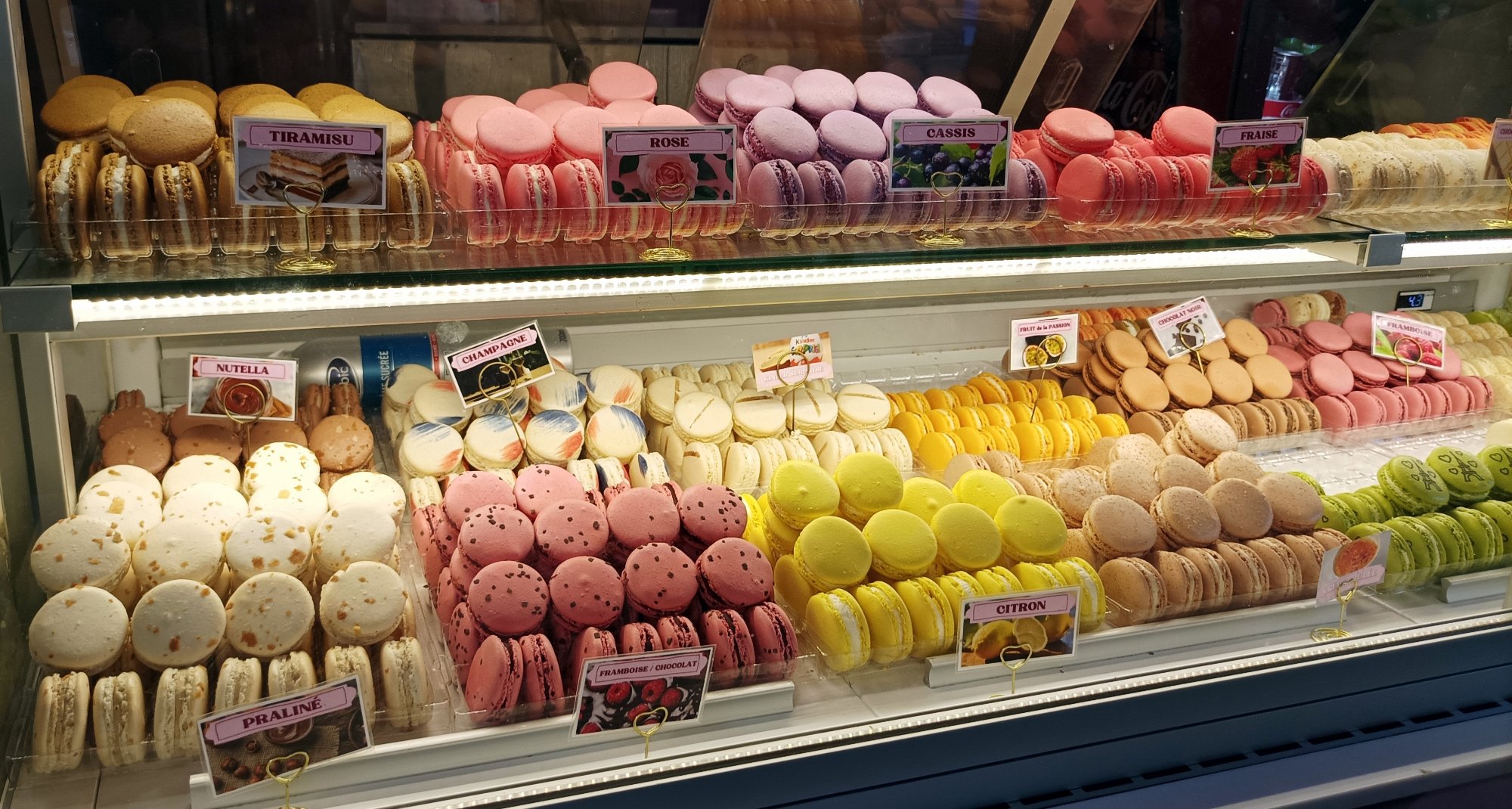 Solve macaroons jigsaw puzzle online with 72 pieces