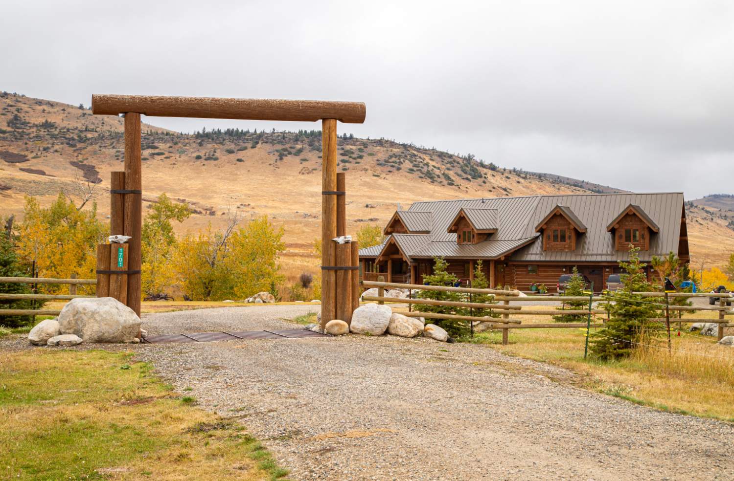 Solve RURAL RANCH jigsaw puzzle online with 96 pieces