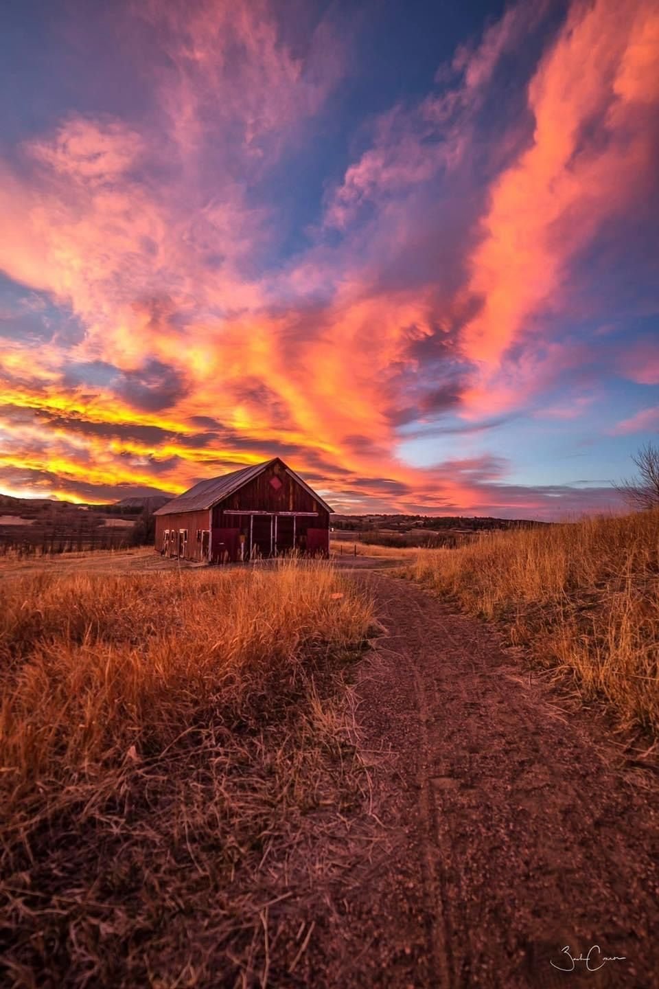 Solve Barn In Colorado jigsaw puzzle online with 77 pieces