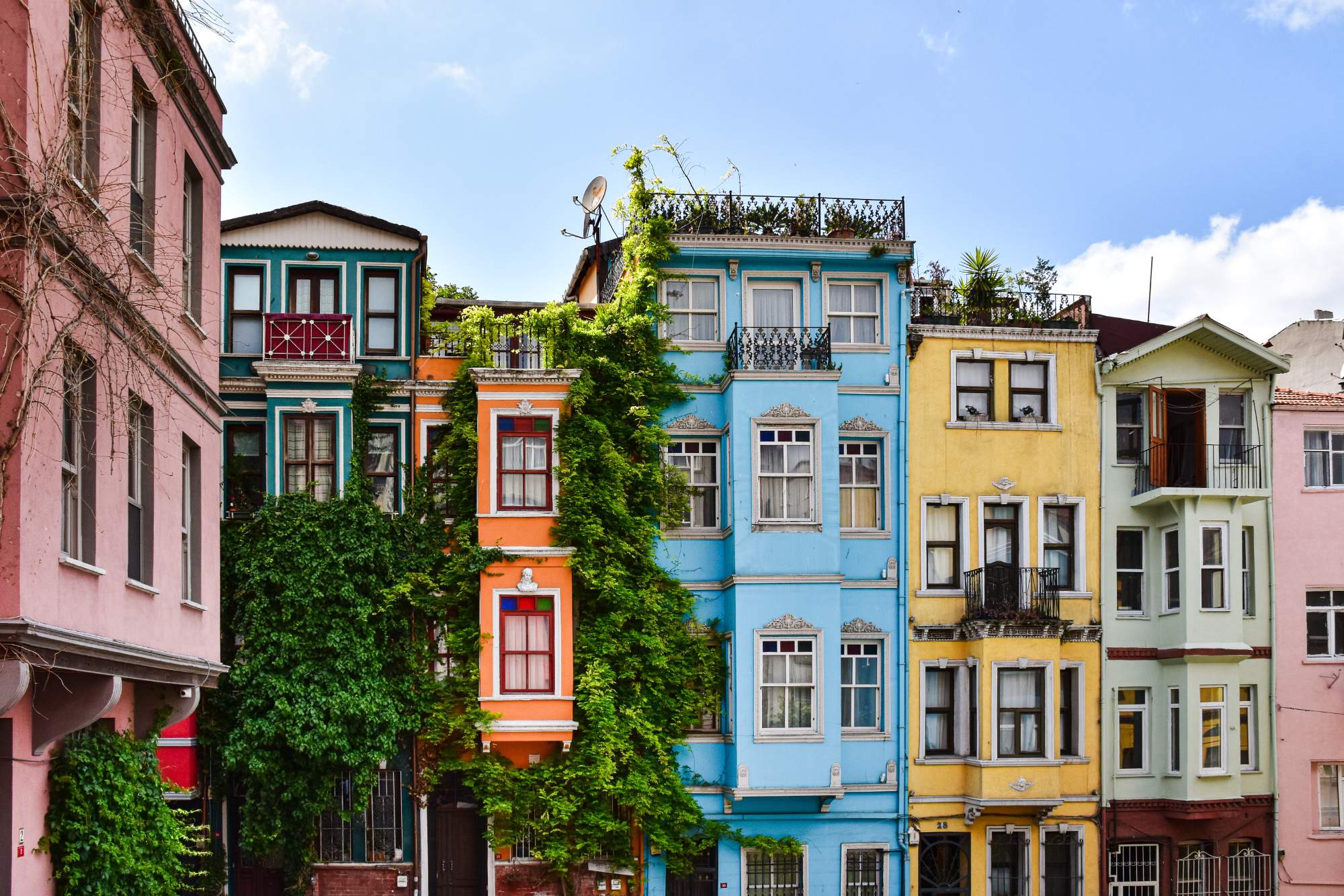 Solve Istanbul Neighborhood jigsaw puzzle online with 600 pieces