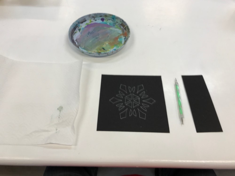 Solve 2270 Workshop Dot painting jigsaw puzzle online with 12 pieces