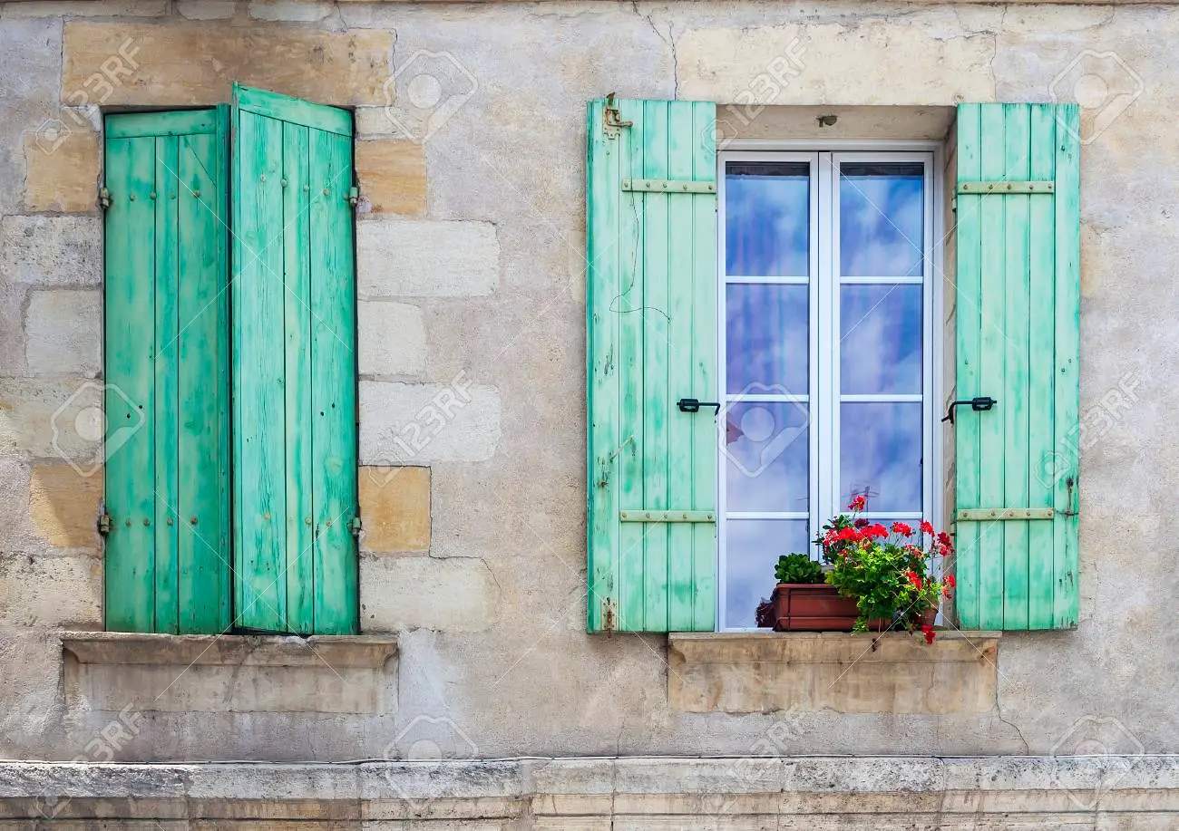 Solve BEAUTIFUL WINDOW jigsaw puzzle online with 70 pieces
