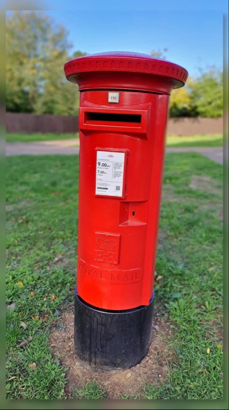 Solve Royal Mail Pillar Letter Box jigsaw puzzle online with 15 pieces
