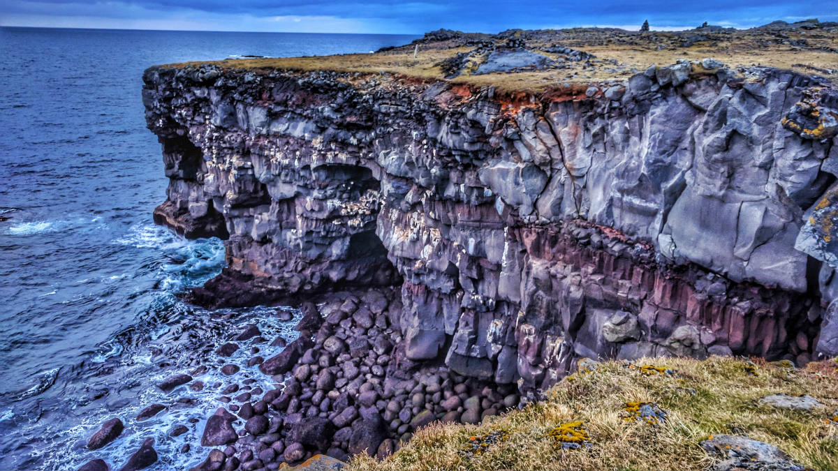 Solve Hafnarberg - Sea-cliffs jigsaw puzzle online with 84 pieces
