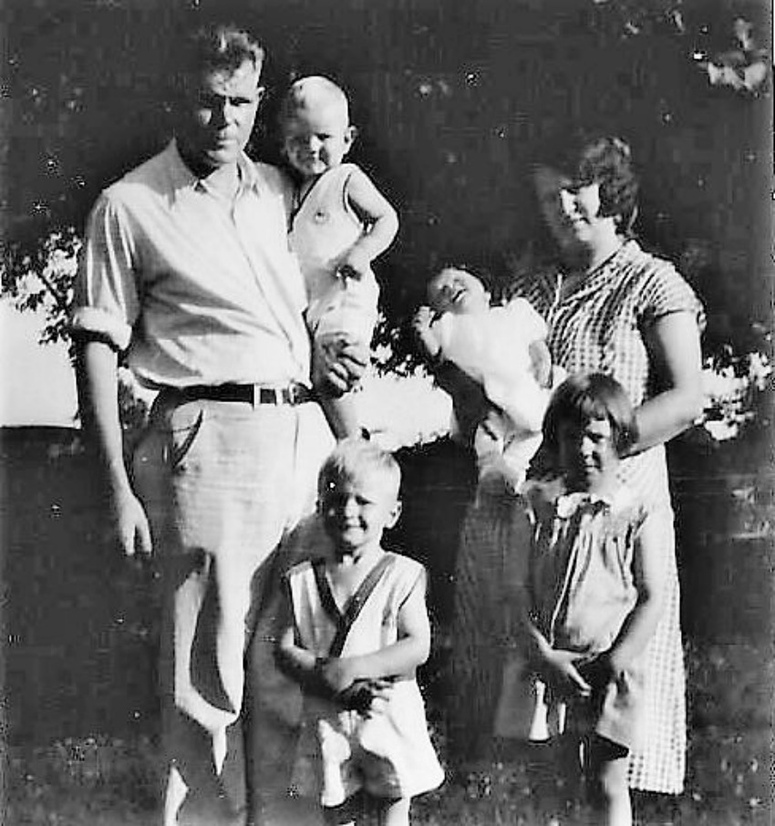 Solve Family 1935 jigsaw puzzle online with 210 pieces