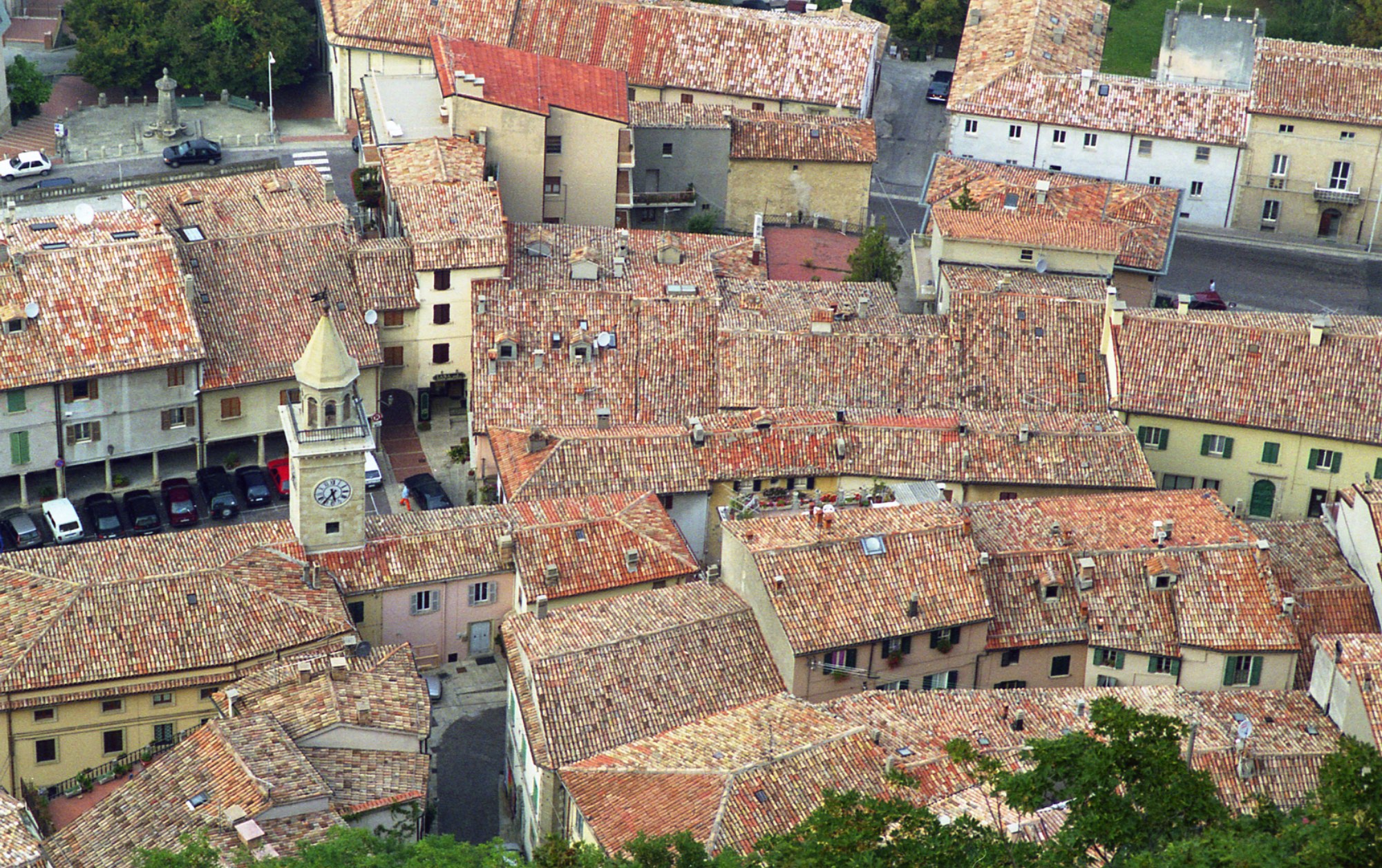Solve Rooftops in San Marino!! jigsaw puzzle online with 345 pieces